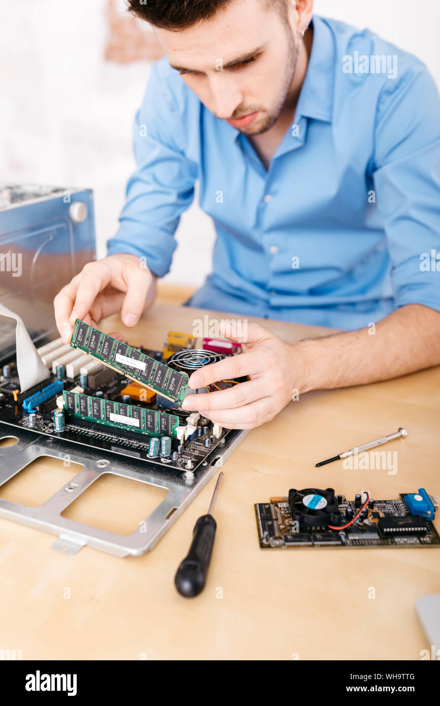 Changing the computers ram hi-res stock photography and images - Alamy