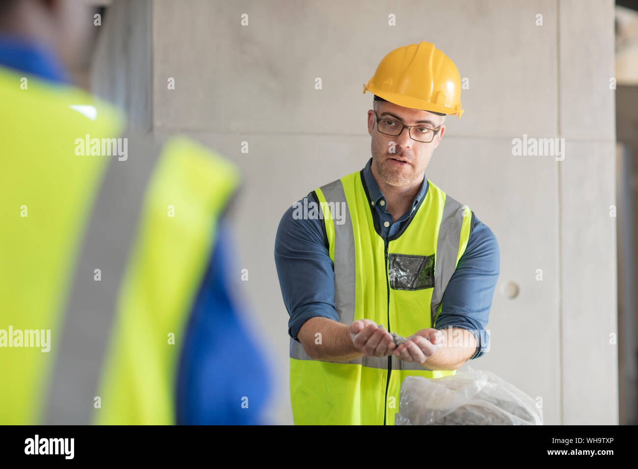 Construction site safety briefing hi-res stock photography and images ...