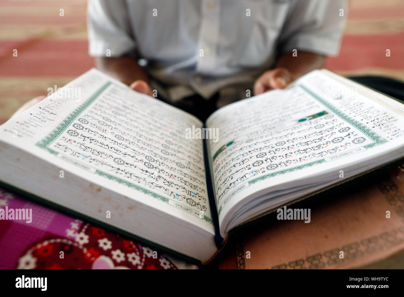 Old man reading quran hi-res stock photography and images - Alamy