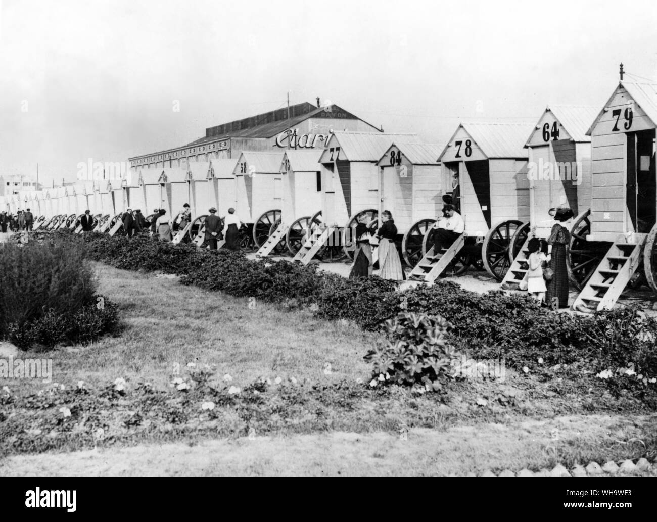 WW1/ Row of bathing machines used by Belgian refugees as housing ...