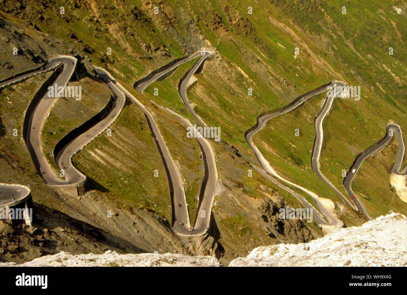 Street on slope hi-res stock photography and images - Alamy