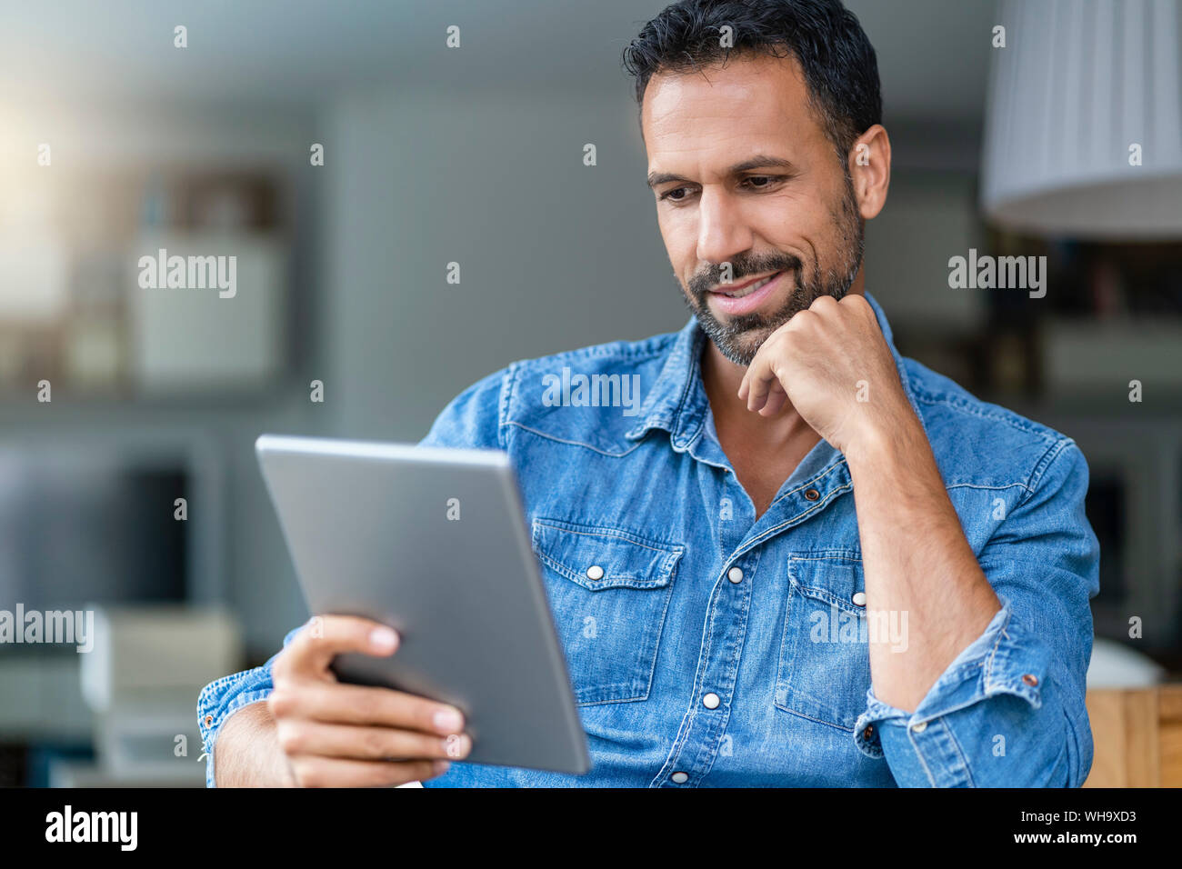 Man tablet dark hi-res stock photography and images - Alamy