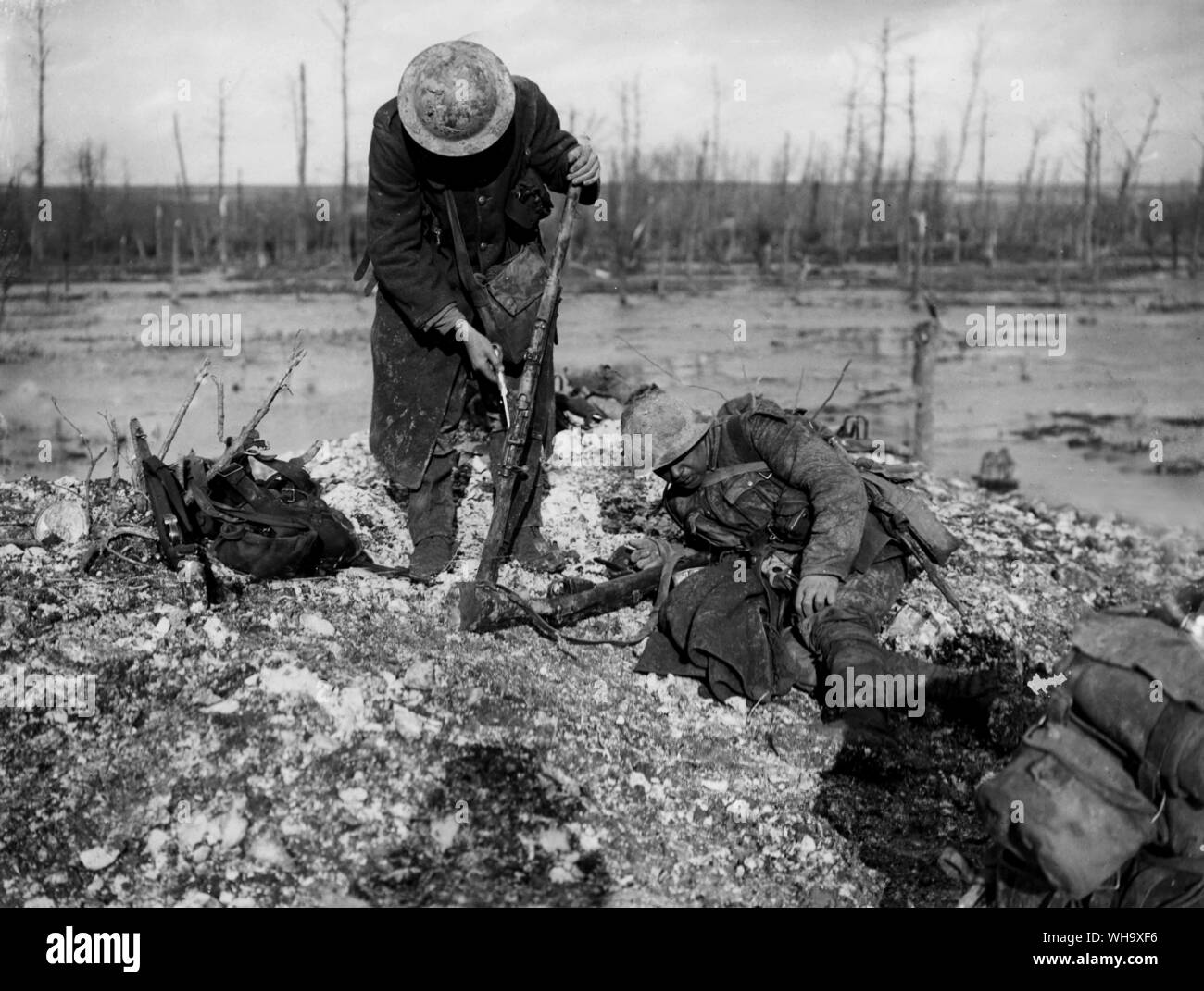 World war 1 trenches british soldiers hi-res stock photography and ...