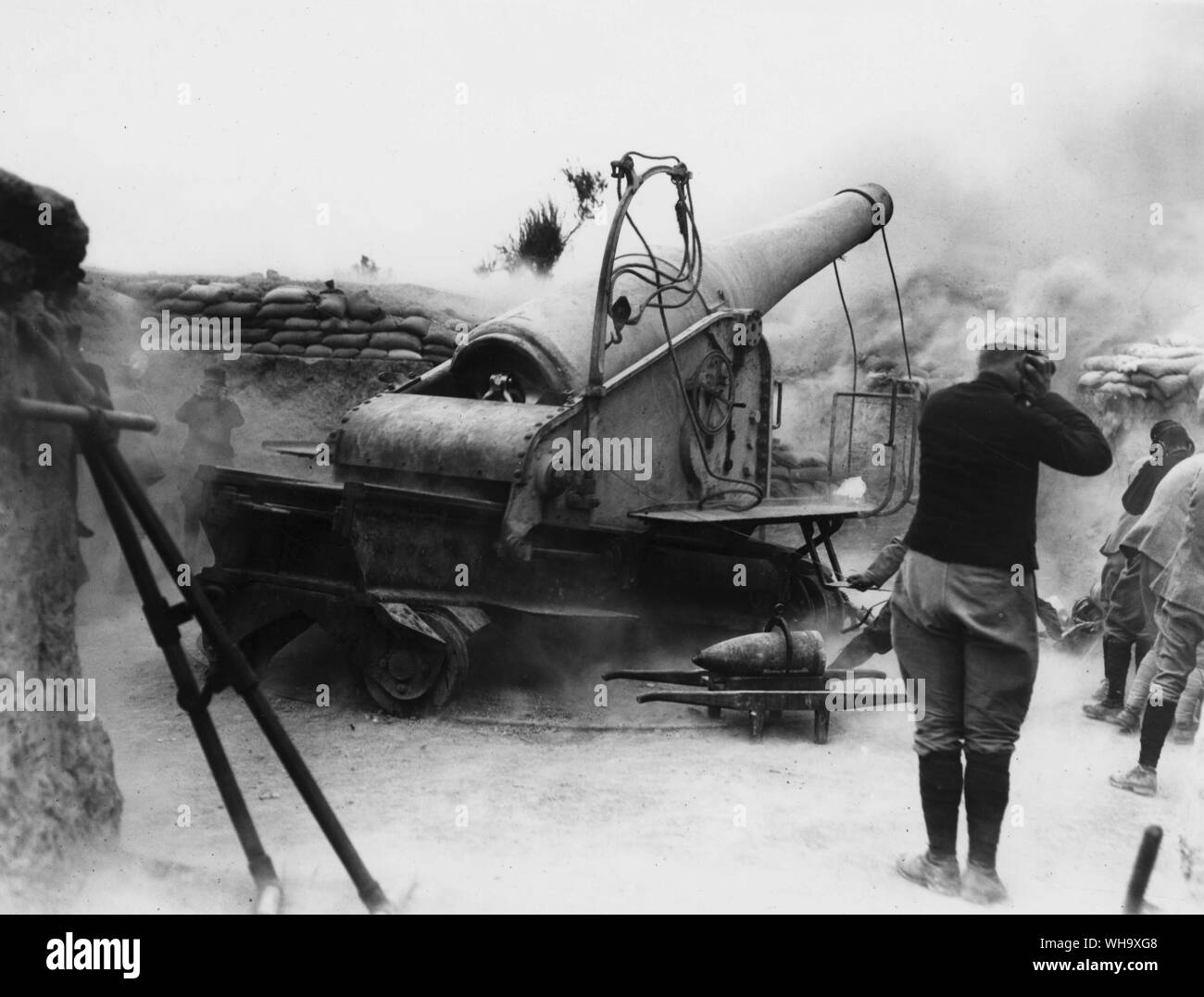 Gun firing hi-res stock photography and images - Alamy
