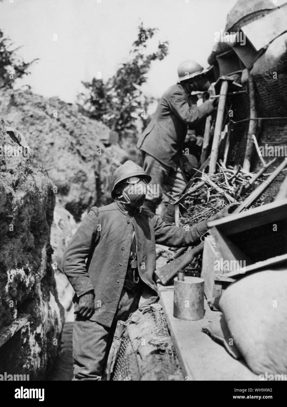 WW1: Italian soldiers wearing gas masks in front line trenches, Podgora ...