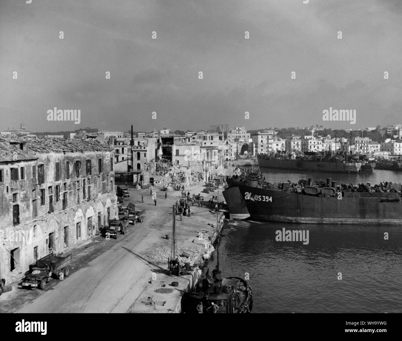 WW2: Unloading LST's at Anzio, Italy Stock Photo - Alamy
