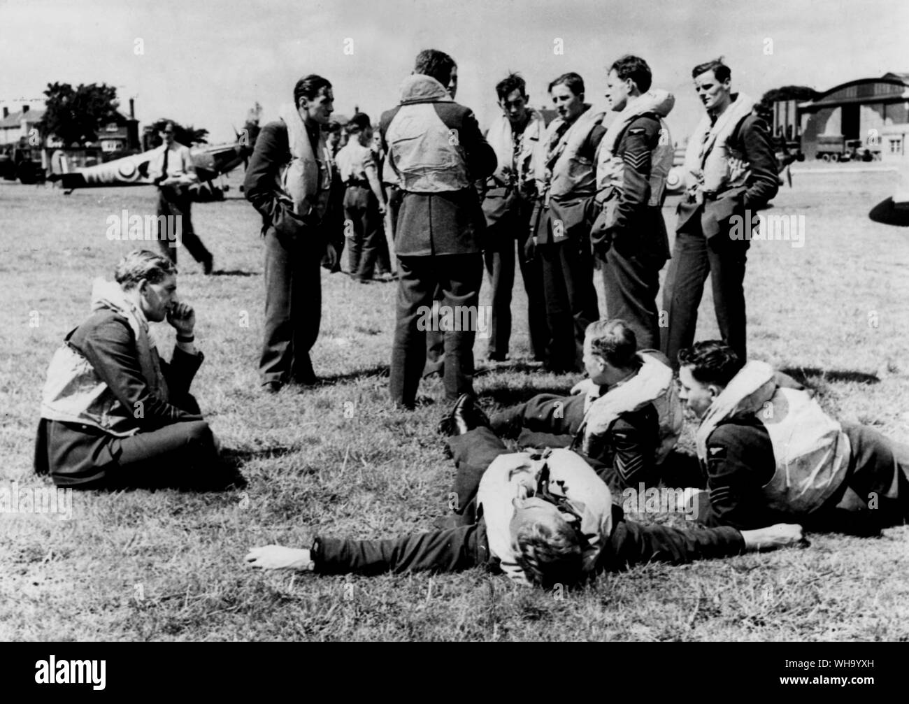 WW2: Fighter pilots resting prior to taking off. RAF Stock Photo - Alamy