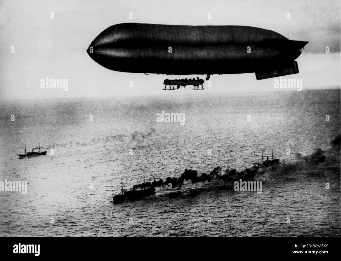 Ww1 airship Black and White Stock Photos & Images - Alamy
