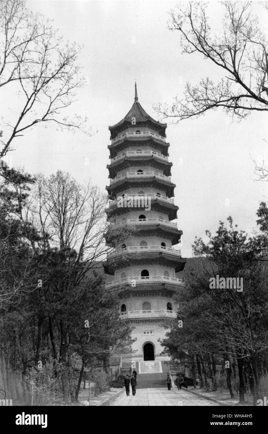 Image pagoda Black and White Stock Photos & Images - Alamy