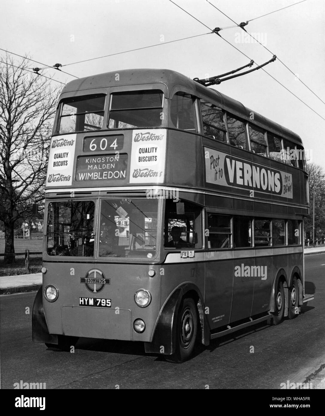 London 1950s bus hi-res stock photography and images - Alamy