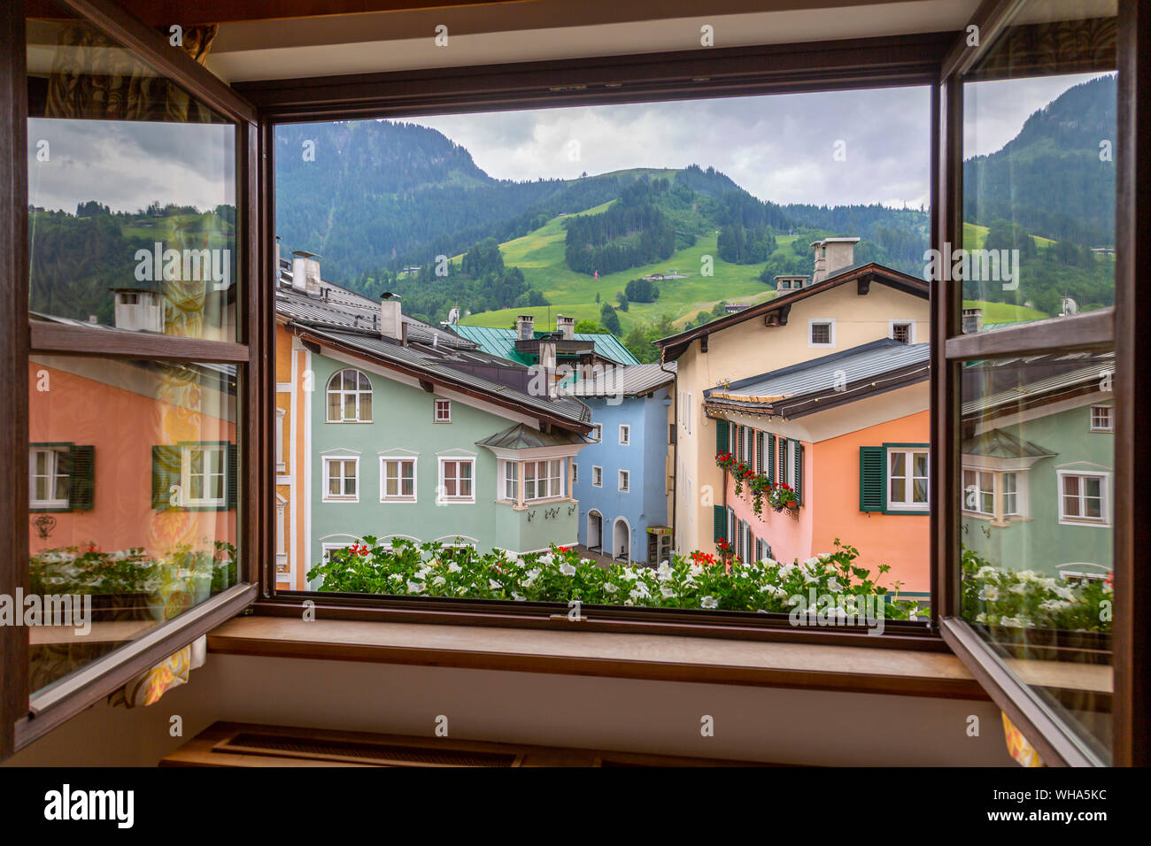Person looking through window exterior hi-res stock photography and ...