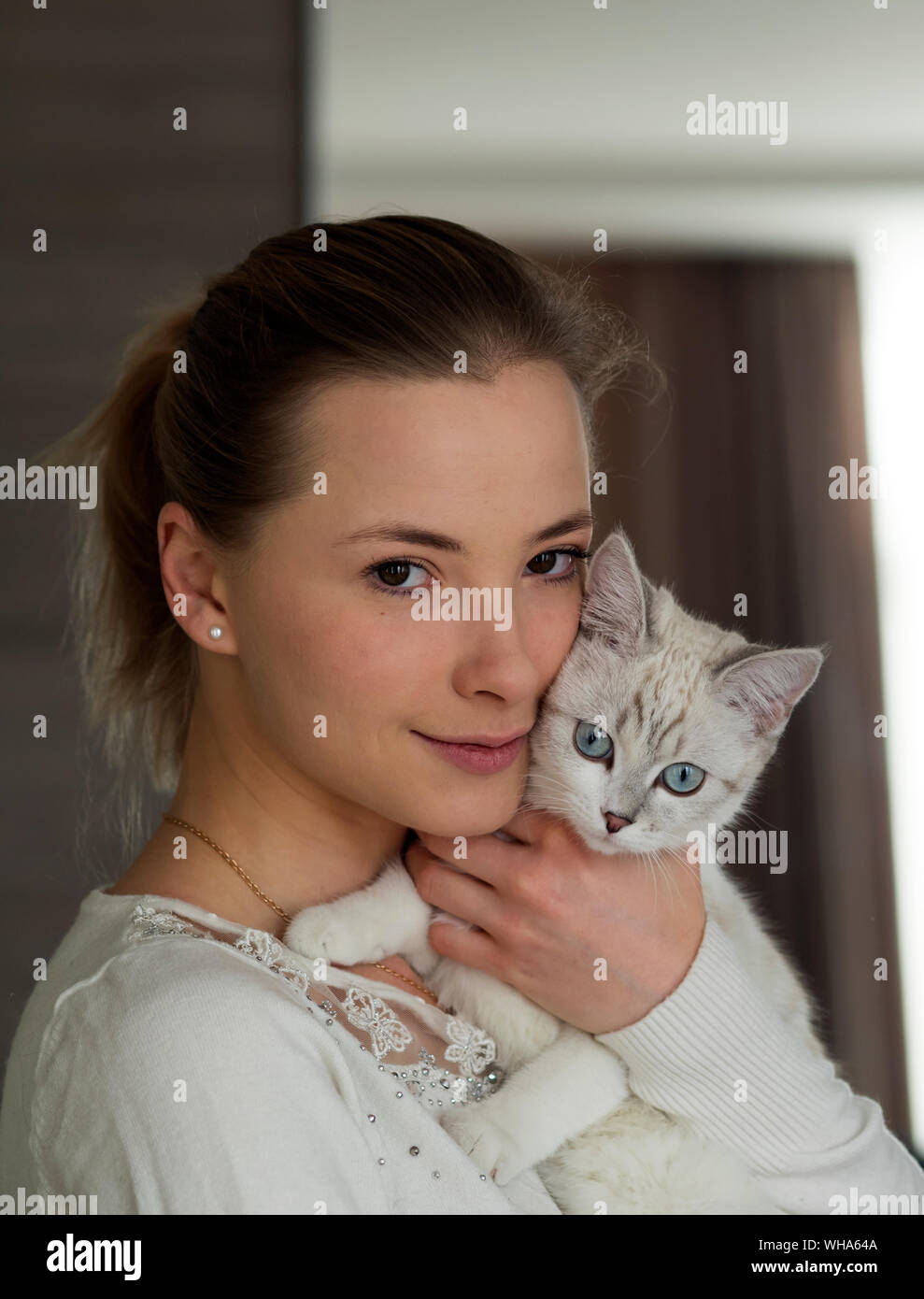 Smiling cat hi-res stock photography and images - Alamy
