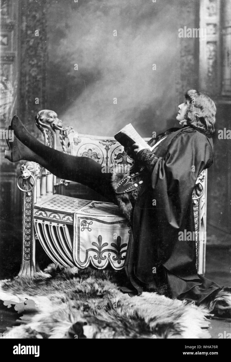 Mme Sarah Bernhardt as Hamlet Stock Photo - Alamy