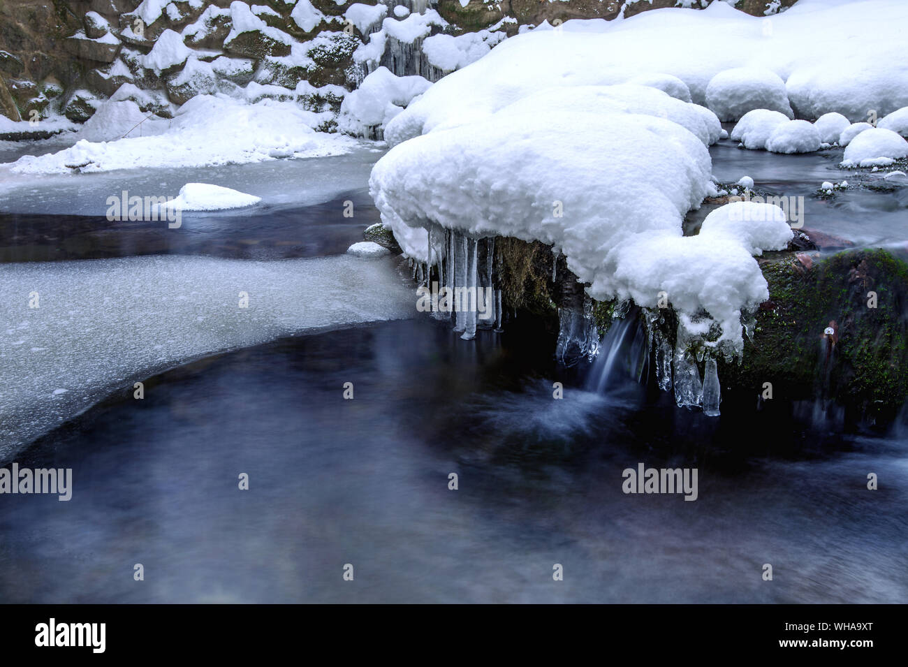 Frozen white river hi-res stock photography and images - Alamy