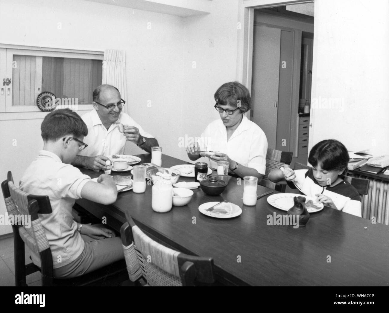 Jewish family meal hi-res stock photography and images - Alamy