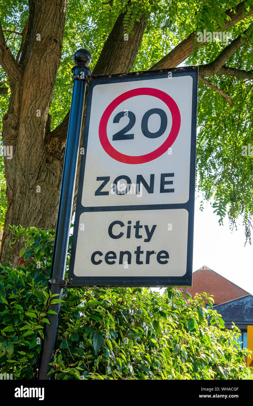 20mph speed limit zone sign Stock Photo - Alamy