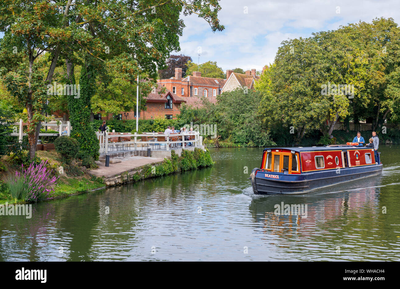 Narrowboat sailing by the Nags Head on the River Thames and Wilts ...
