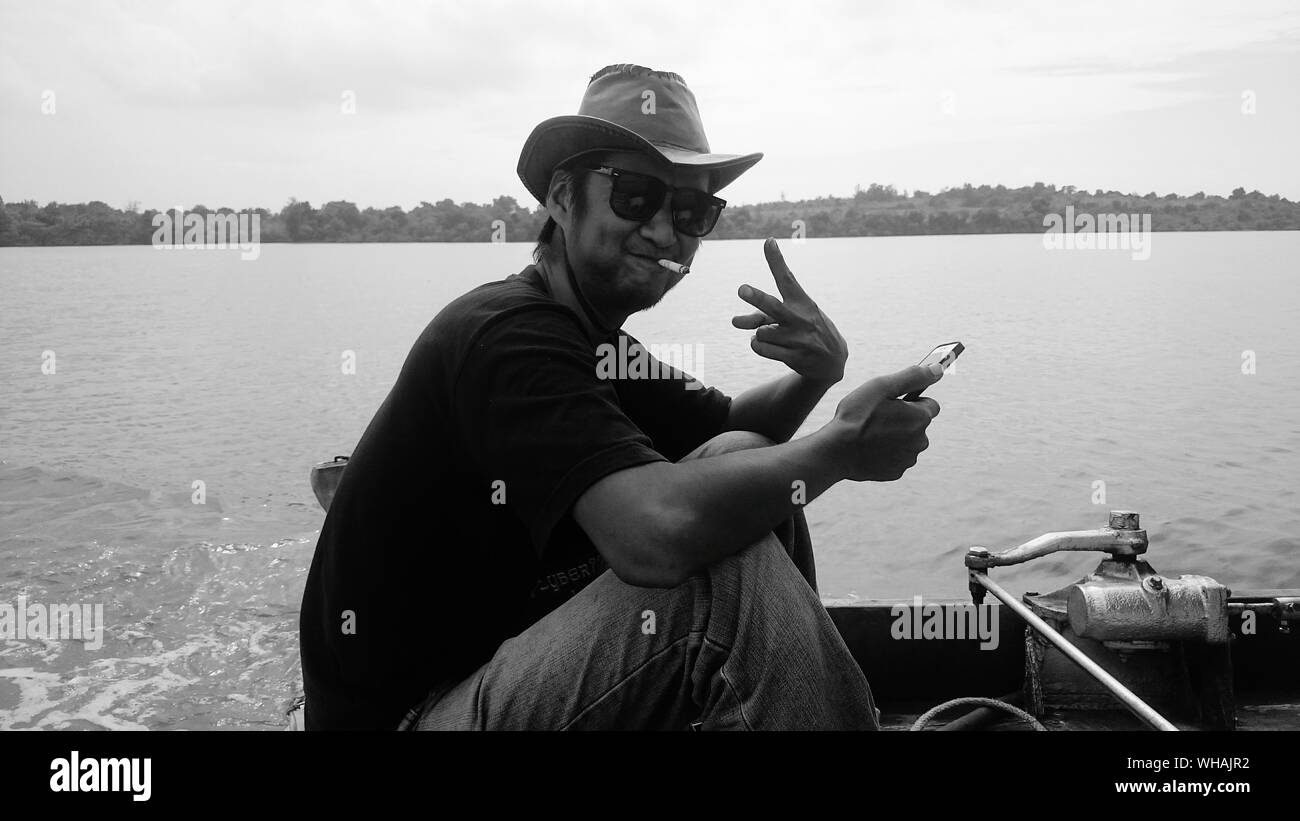 Man holding peace sign hi-res stock photography and images - Alamy