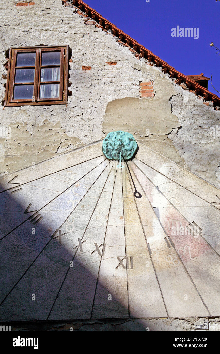 Sundial accuracy hi-res stock photography and images - Alamy