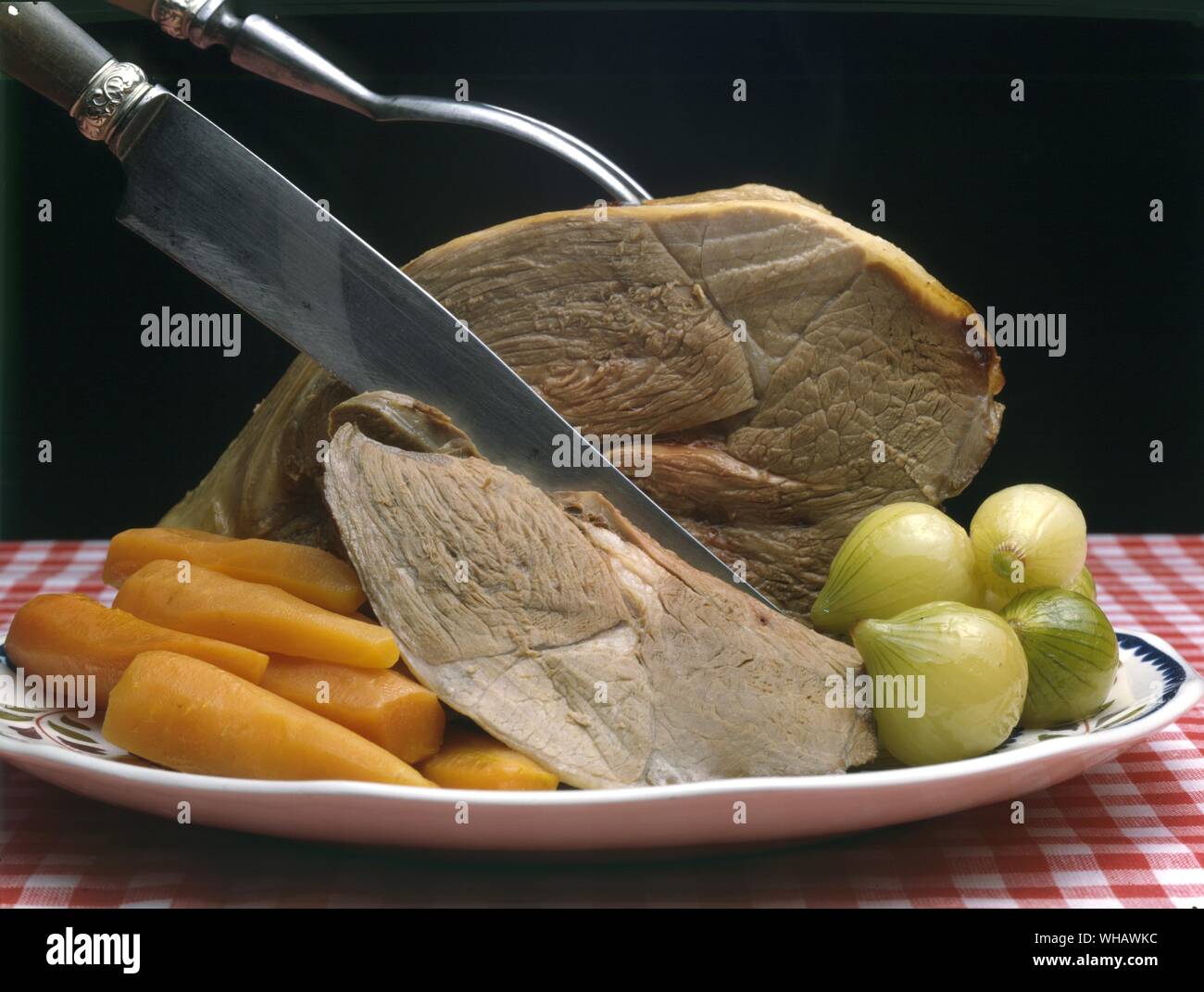 gigot a la septaine. carving a joint of lamb Stock Photo - Alamy