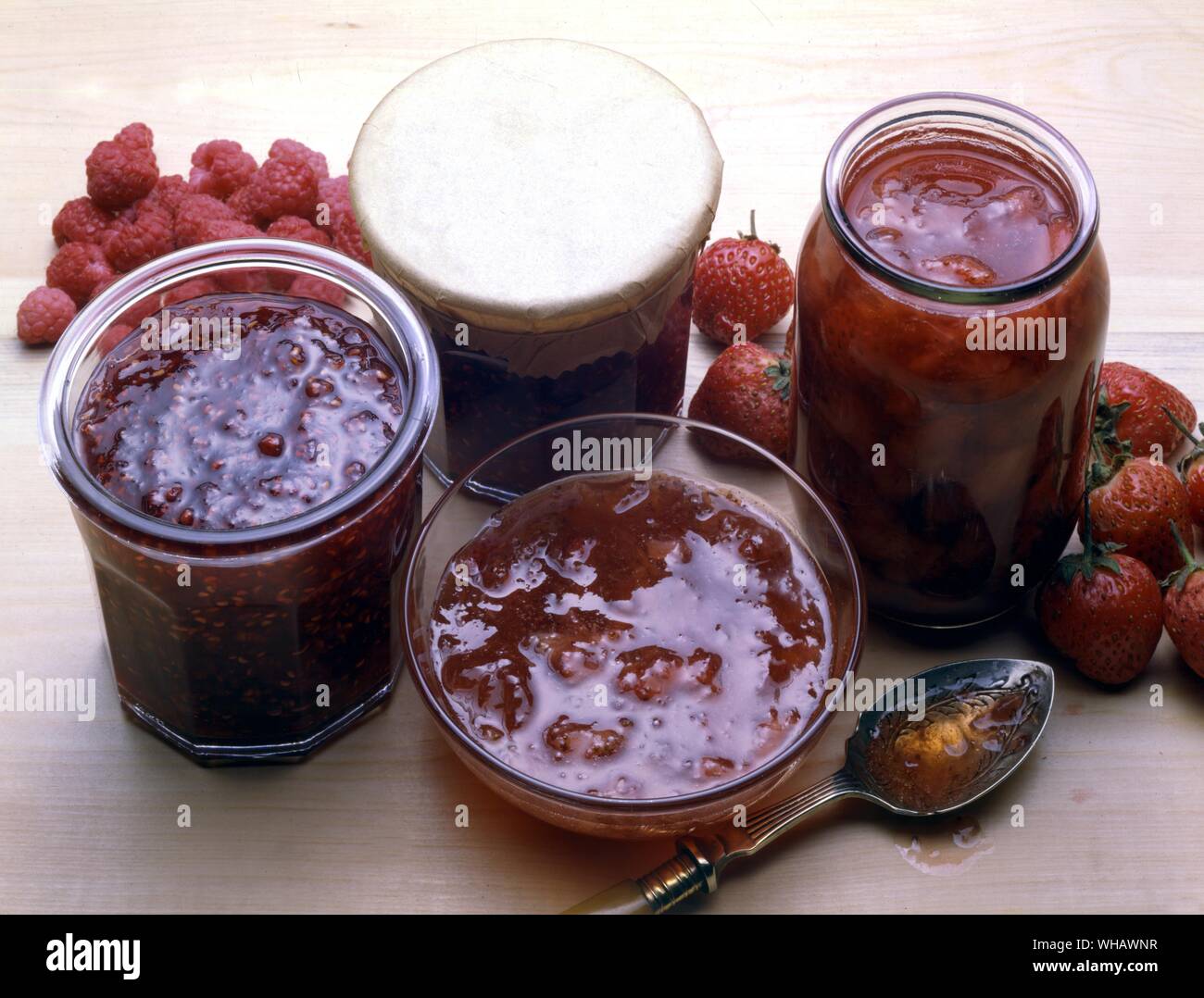 Confiture de framboises a cru . Uncooked raspberry jam Stock Photo - Alamy