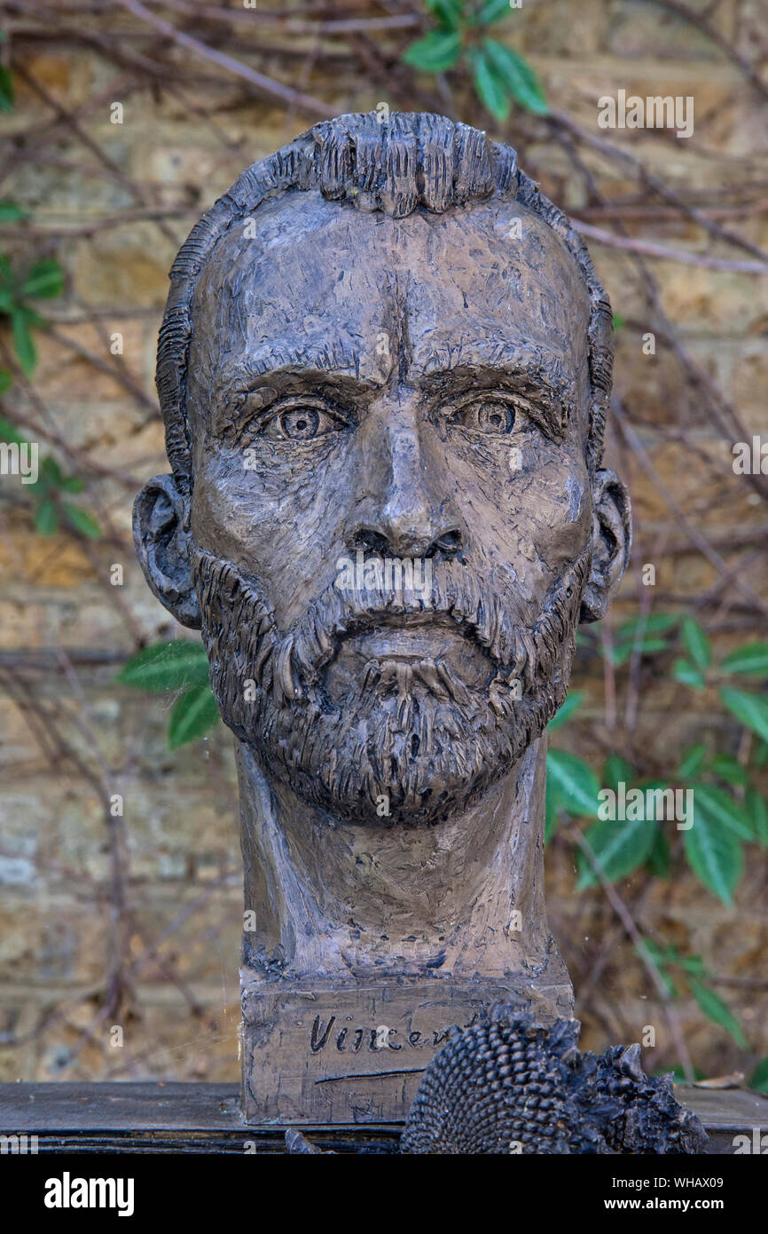 London, Borough of Lambeth. A 2019 bust of Vincent Van Gogh by sculptor ...
