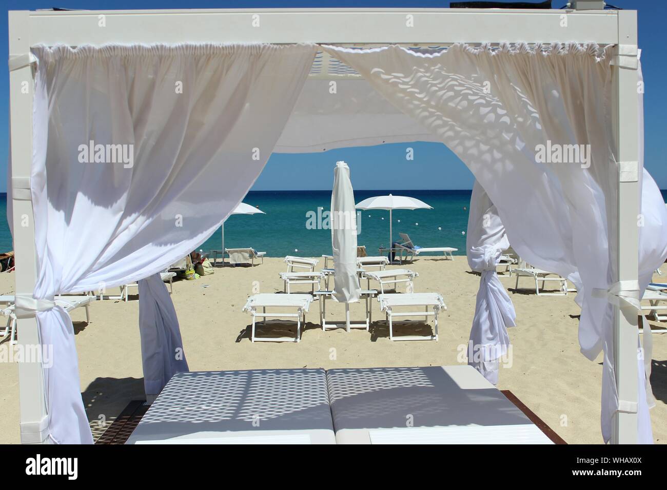 White beach bed hi-res stock photography and images - Alamy