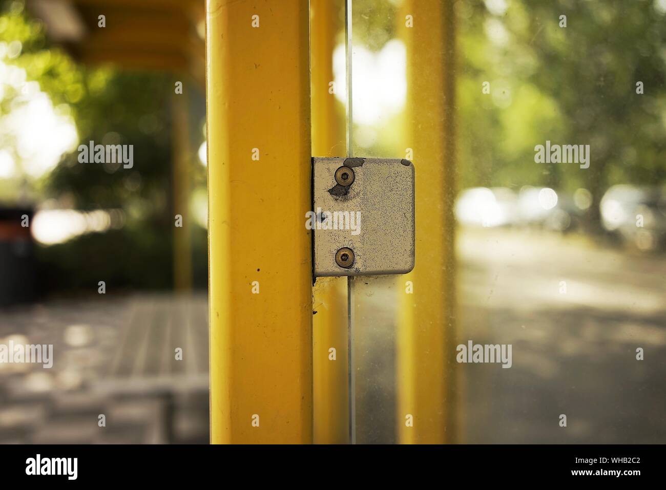 Empty street bus stop hi-res stock photography and images - Alamy