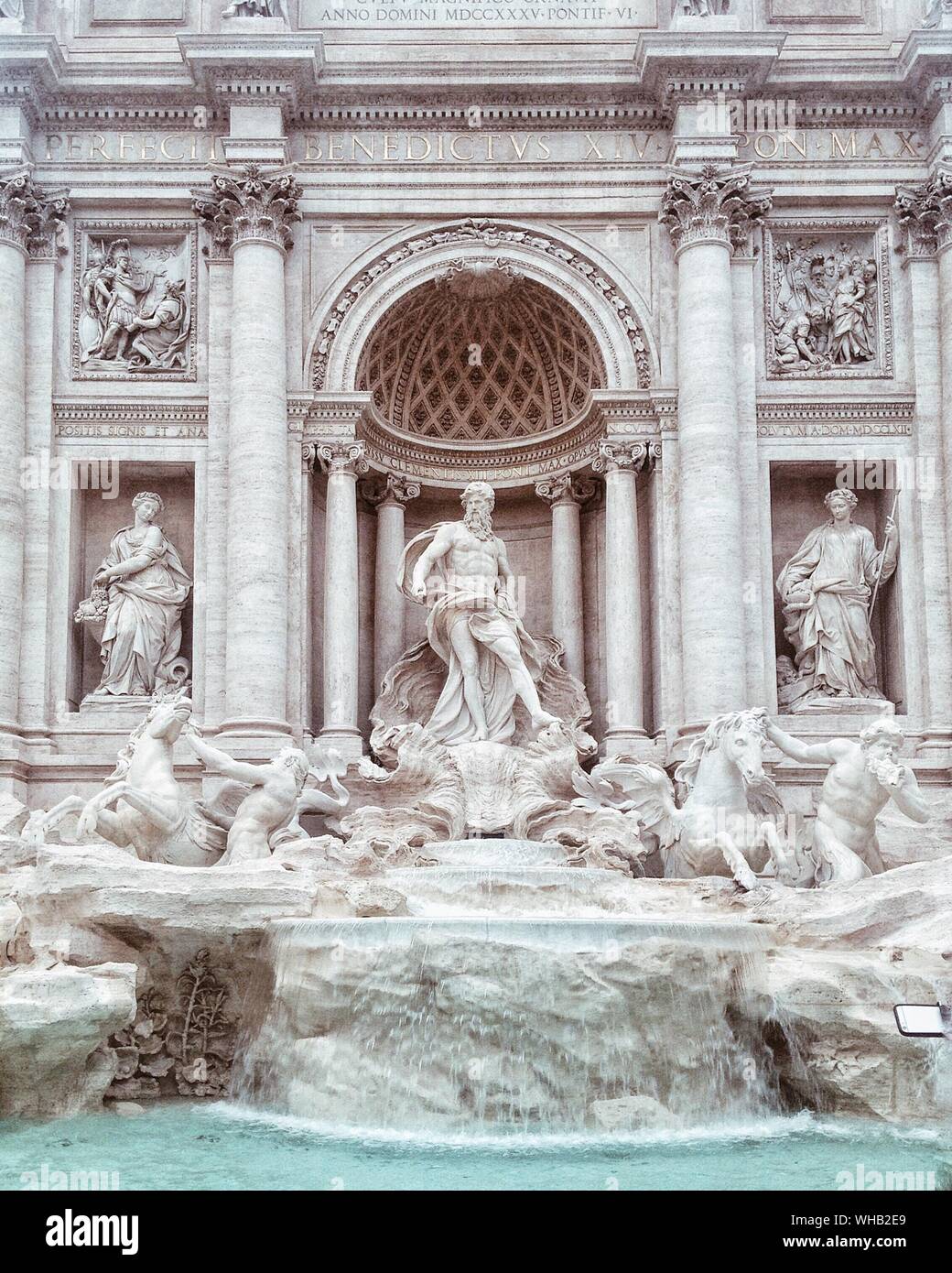Sculptures At Trevi Fountain Stock Photo - Alamy