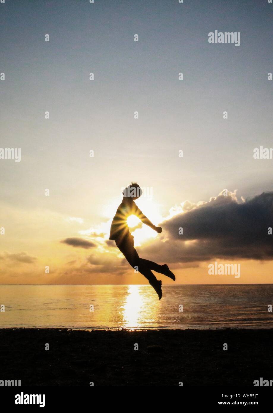 Man jumping in mid air sun hi-res stock photography and images - Alamy