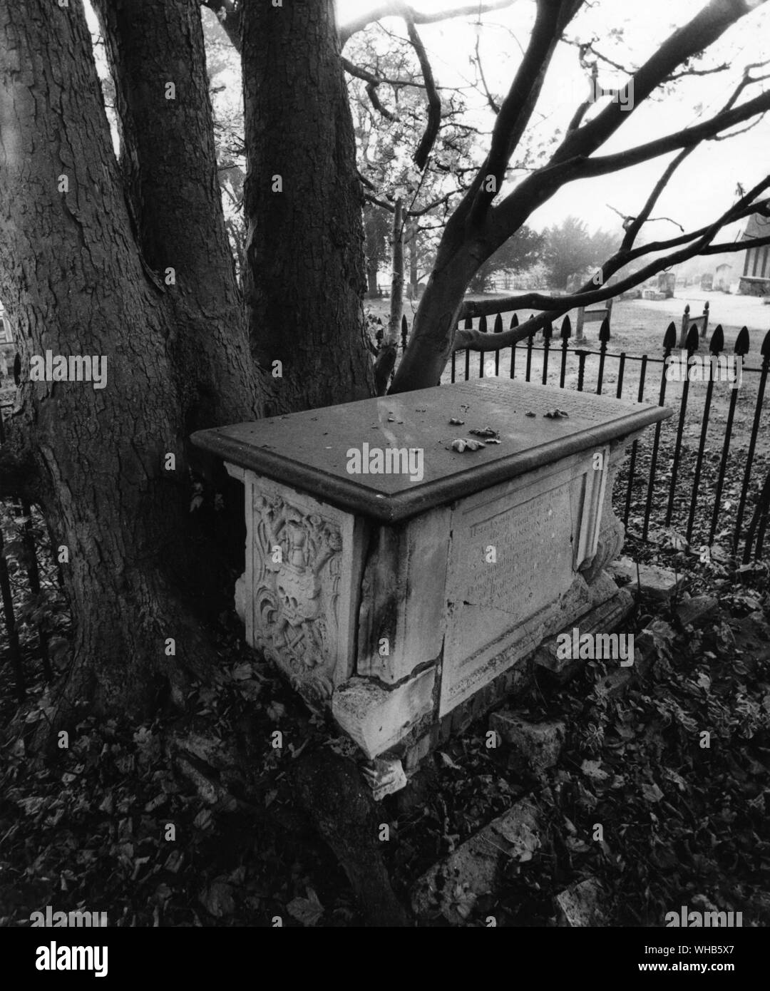 Haunted graveyard hi-res stock photography and images - Alamy