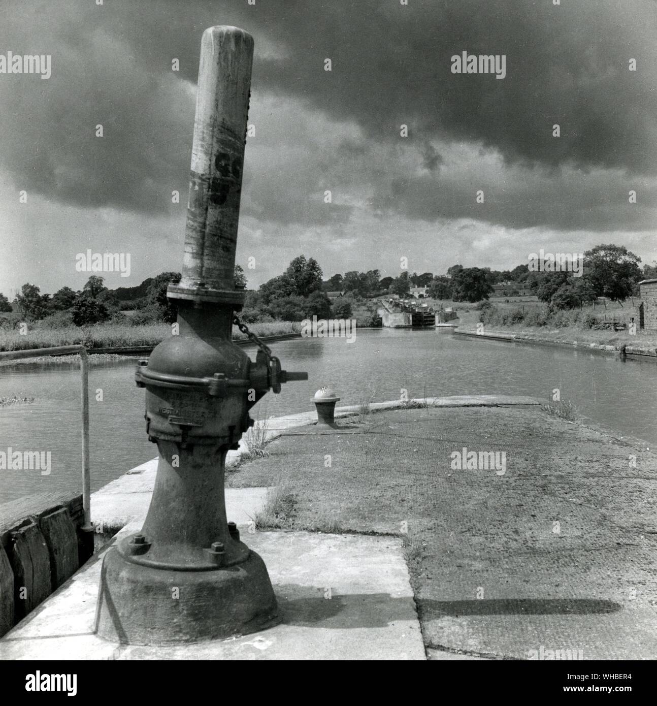 Birmingham canal locks hi-res stock photography and images - Alamy
