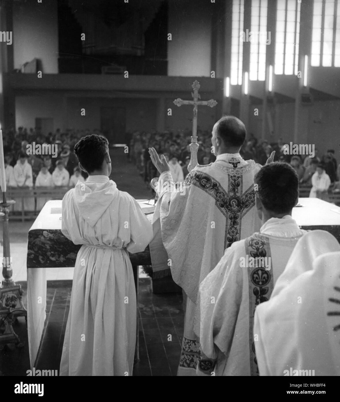 Congregation hi-res stock photography and images - Alamy