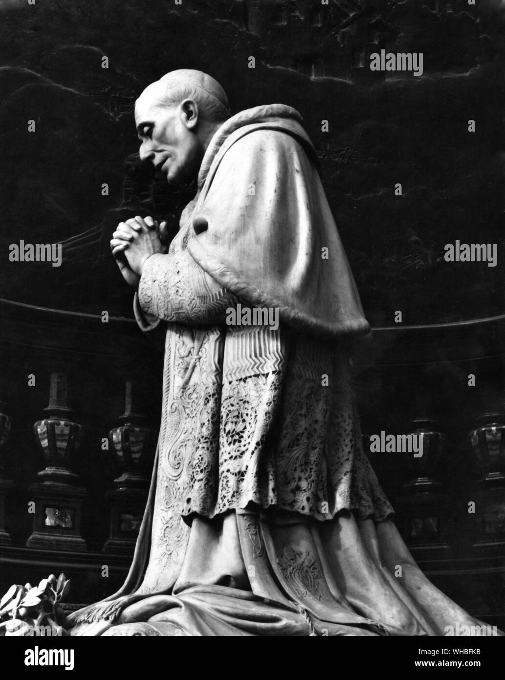 Benedict statue hi-res stock photography and images - Alamy