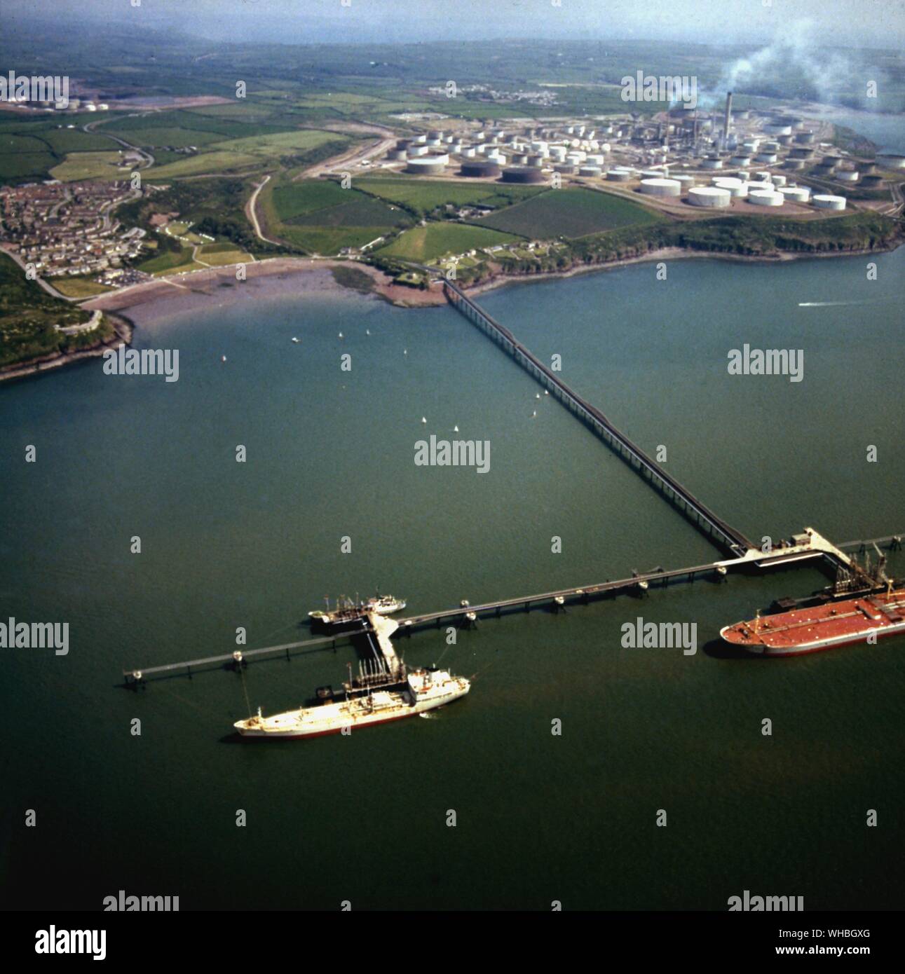 Tankero - refinery and ships Stock Photo - Alamy