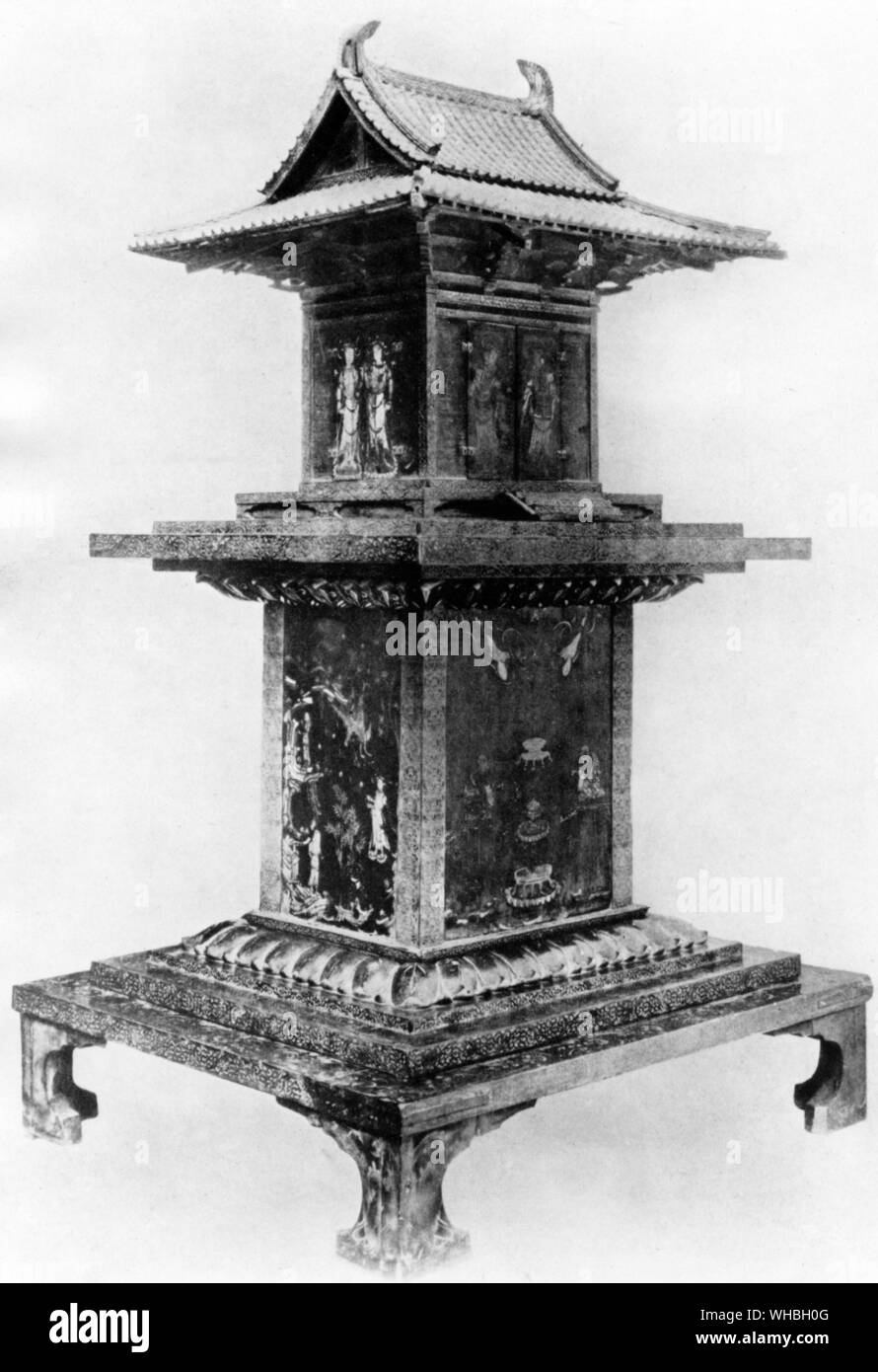 Tamamushi shrine Black and White Stock Photos & Images - Alamy