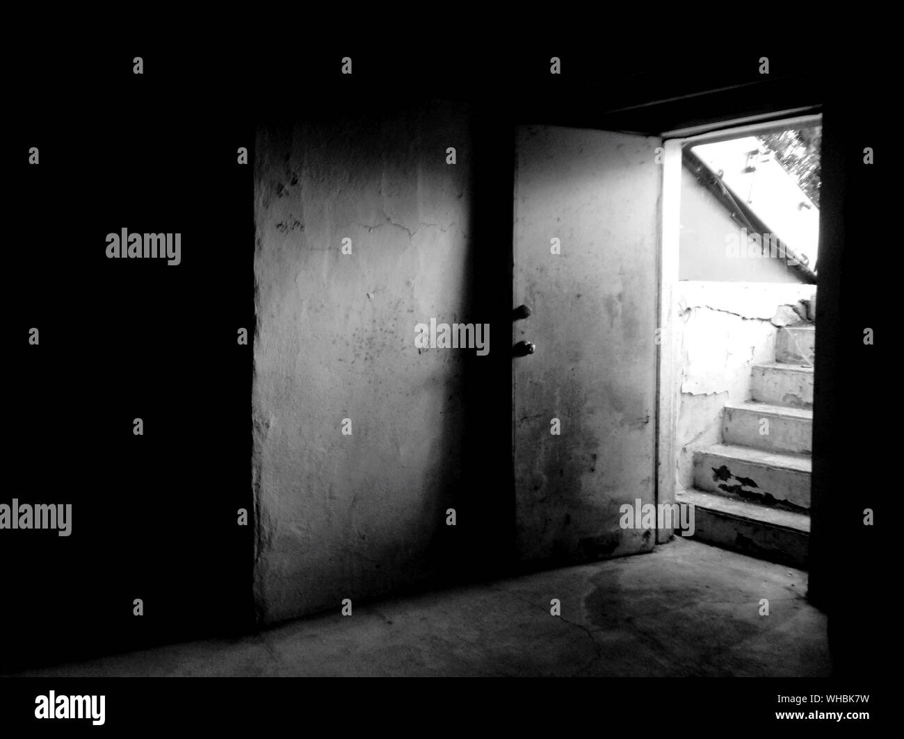 Light through open door hi-res stock photography and images - Alamy