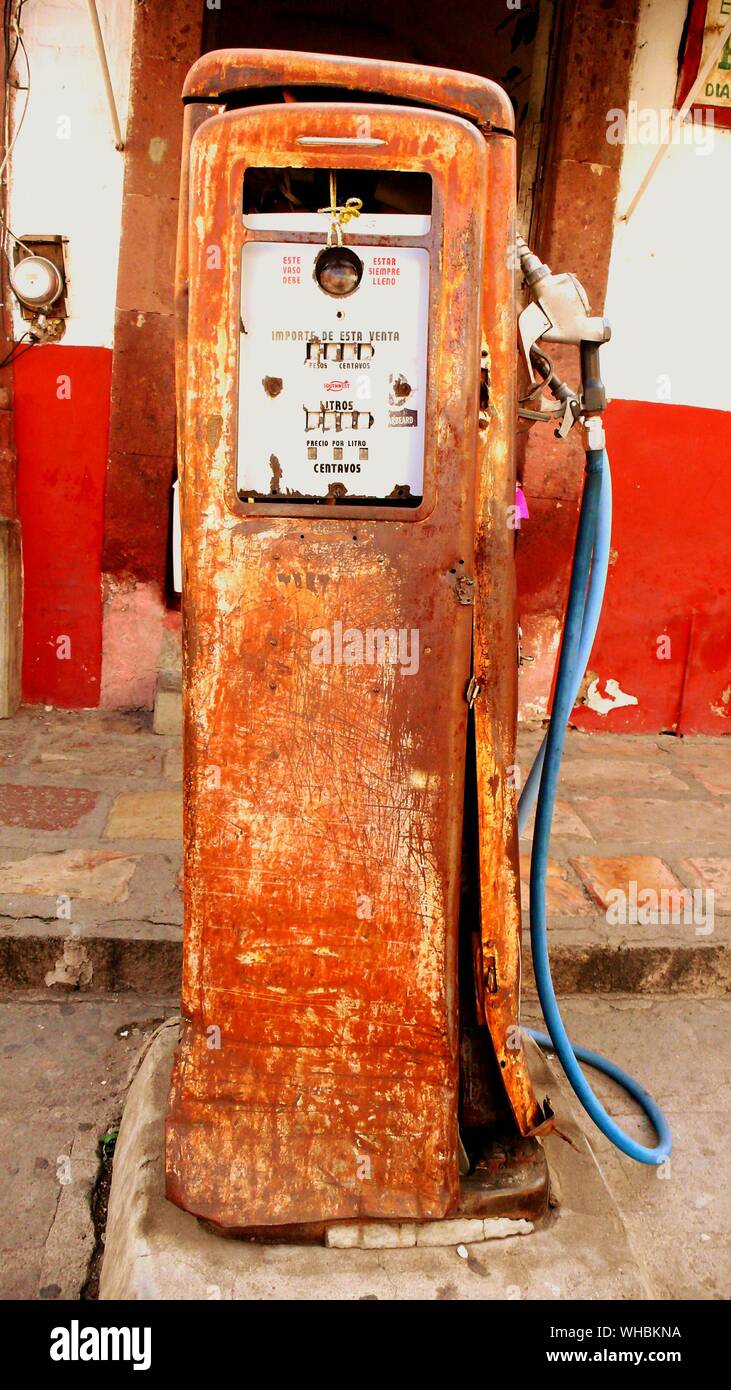 Run down gas station hi-res stock photography and images - Alamy