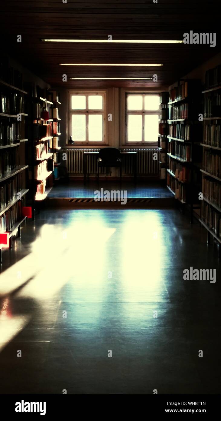Empty shelf library hi-res stock photography and images - Alamy