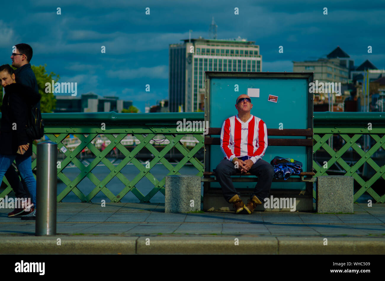 Man taking a peacefull break in the middle of town Stock Photo - Alamy
