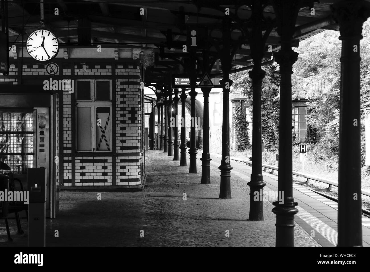 Row station hi-res stock photography and images - Alamy