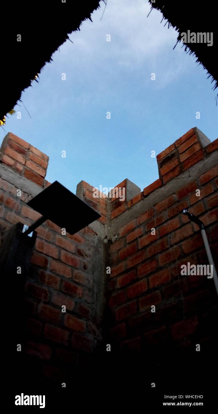 Angle courtyard hi-res stock photography and images - Alamy