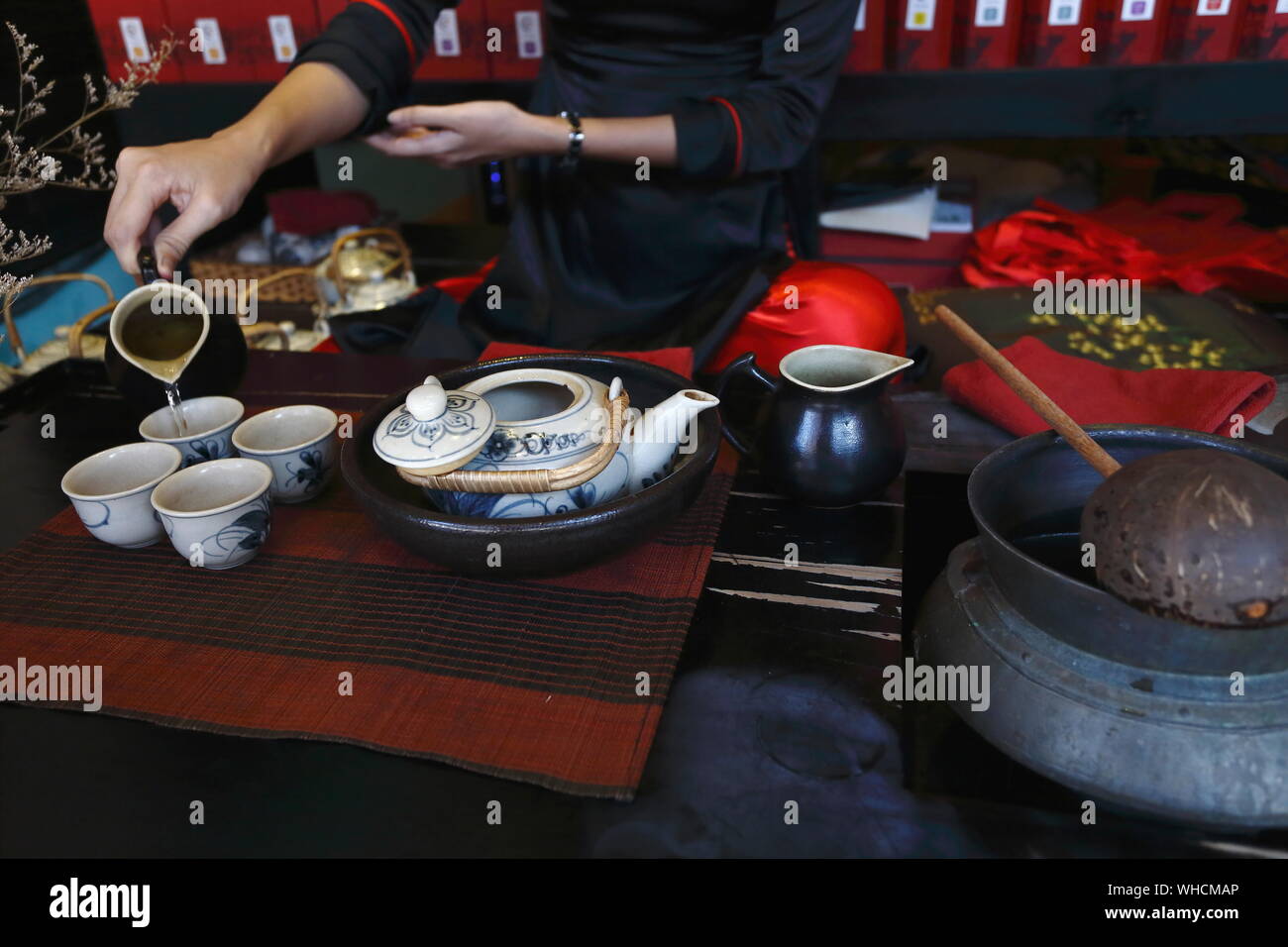 Women pouring tea hi-res stock photography and images - Alamy