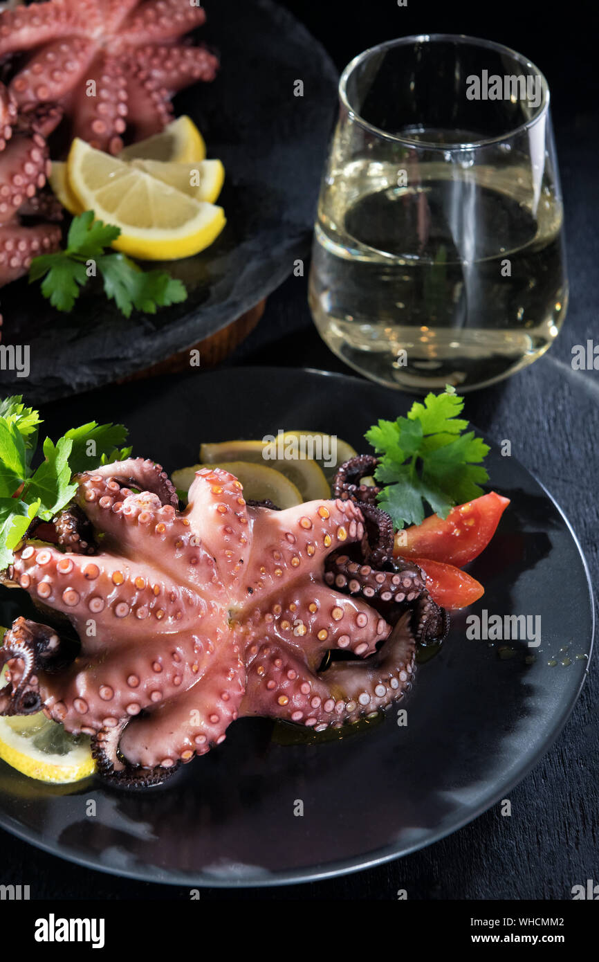 Long legged octopus hi-res stock photography and images - Alamy