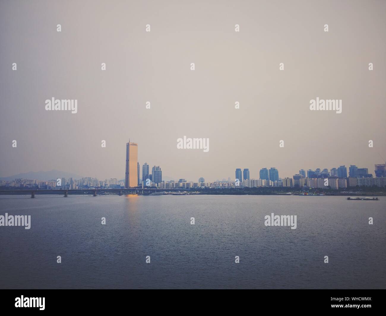 Seoul skyline city day hi-res stock photography and images - Alamy