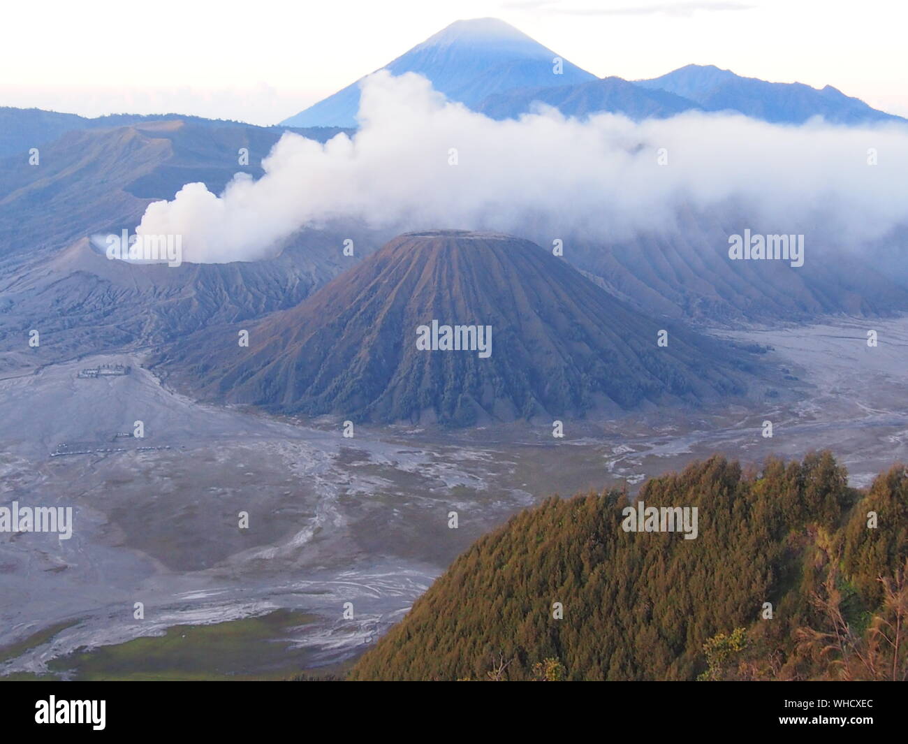 Volcanic mountain range hi-res stock photography and images - Alamy