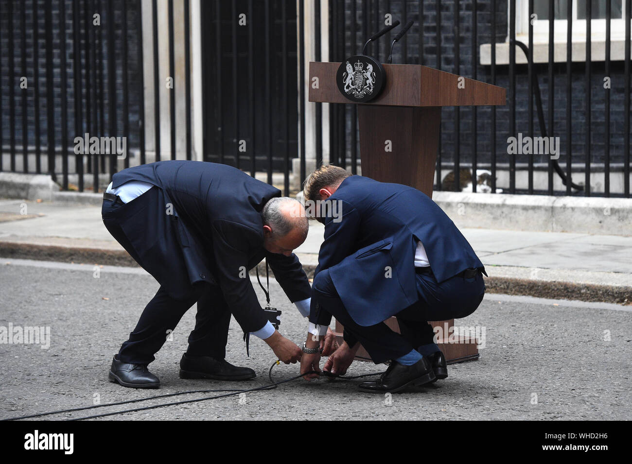 Boris johnson downing street lectern hi-res stock photography and ...