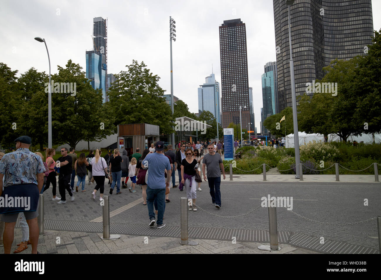 walkway path from chicago city centre to navy pier chicago illinois ...