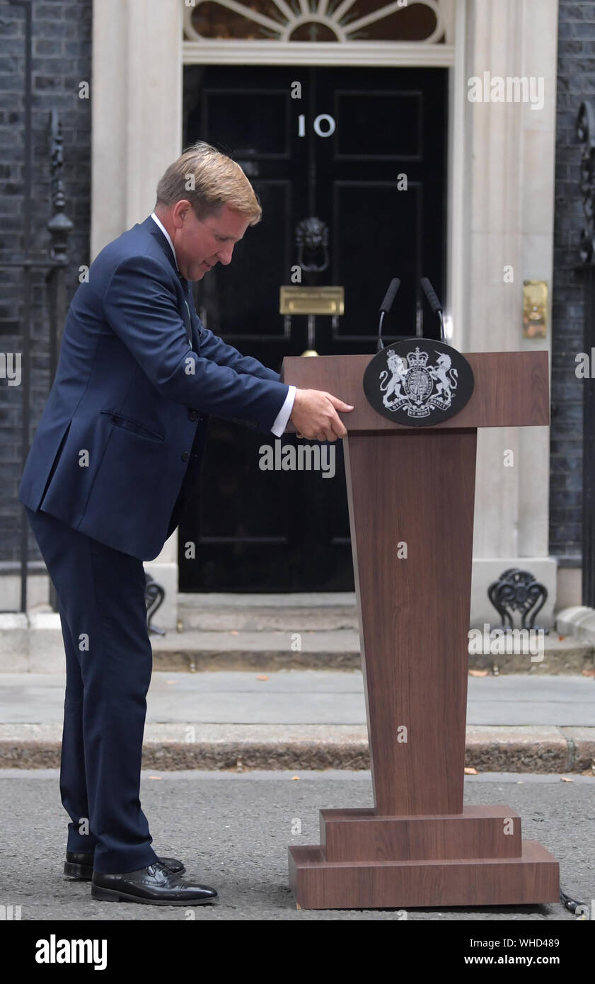 Outside londons no 10 downing street hi-res stock photography and ...