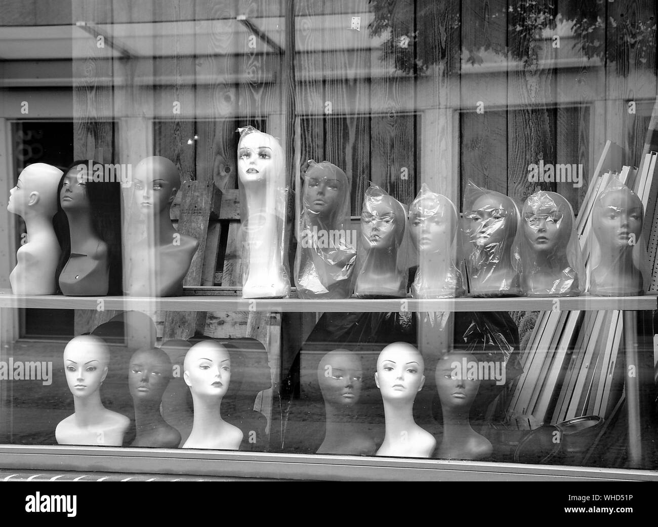 Mannequins in store window display Black and White Stock Photos ...